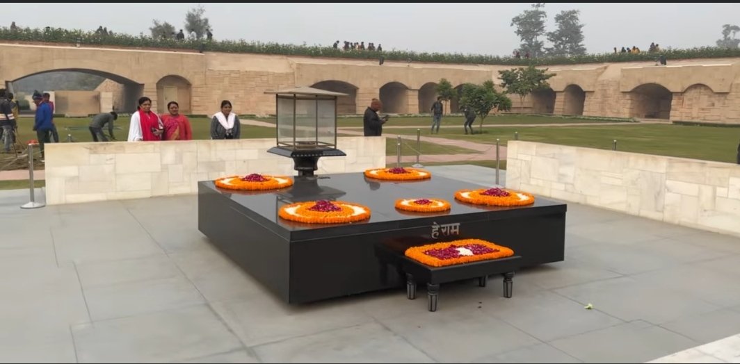 MEMORIALUL MAHATMA GANDHI, INDIA: Doi copaci veghează locul incinerării ...